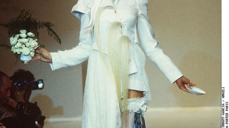 PHOTOS – Au défilé Jacquemus, Laetitia Casta nous fait vivre la Dolce ...